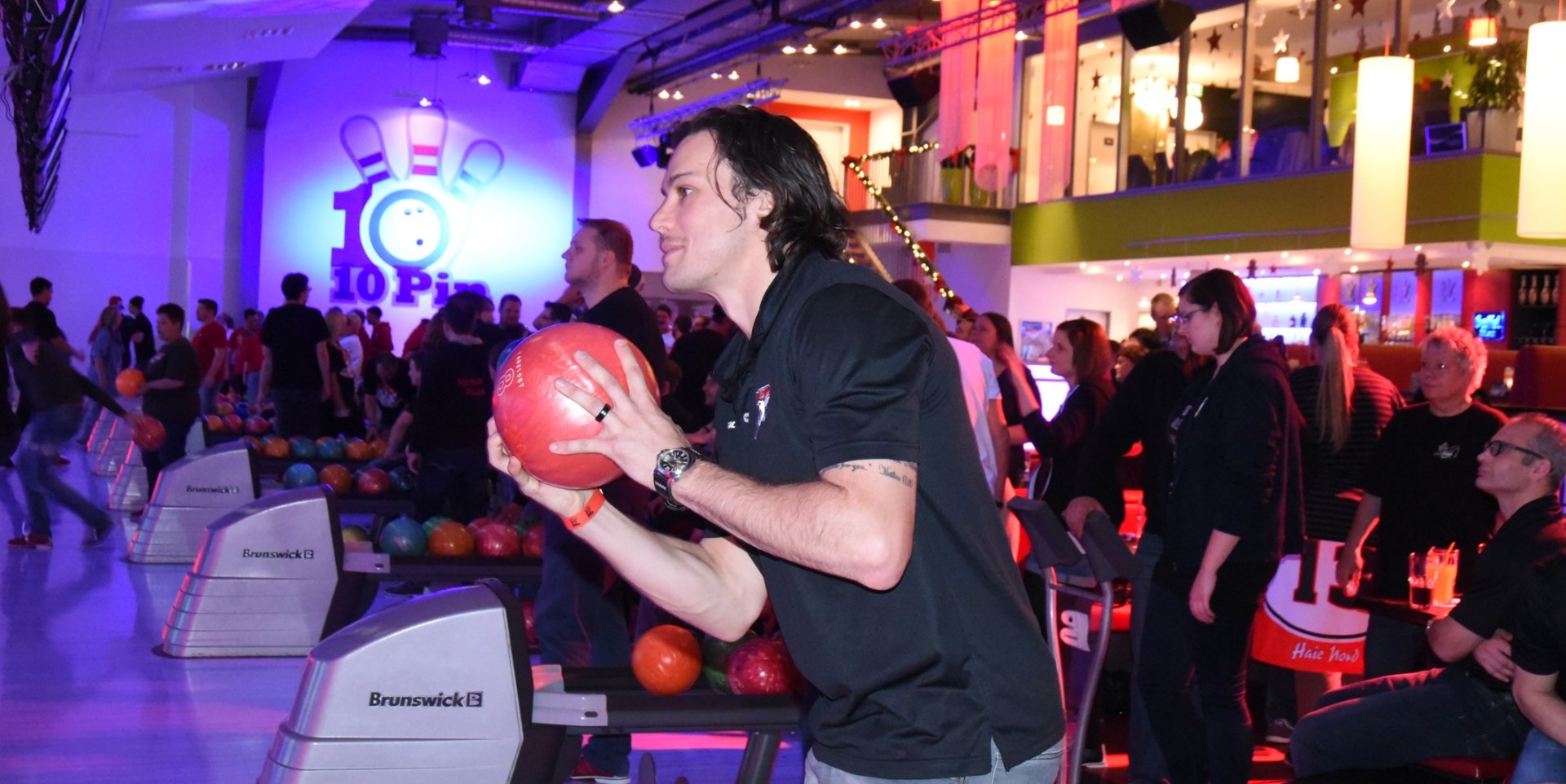 Strike! Super Stimmung beim Fan-Bowling im 10Pin | Haie.de